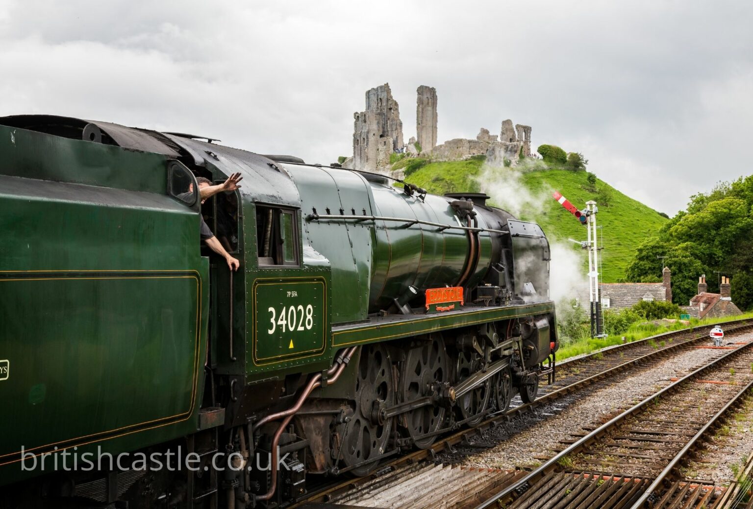 Discover Corfe Castle in Dorset - British Castles