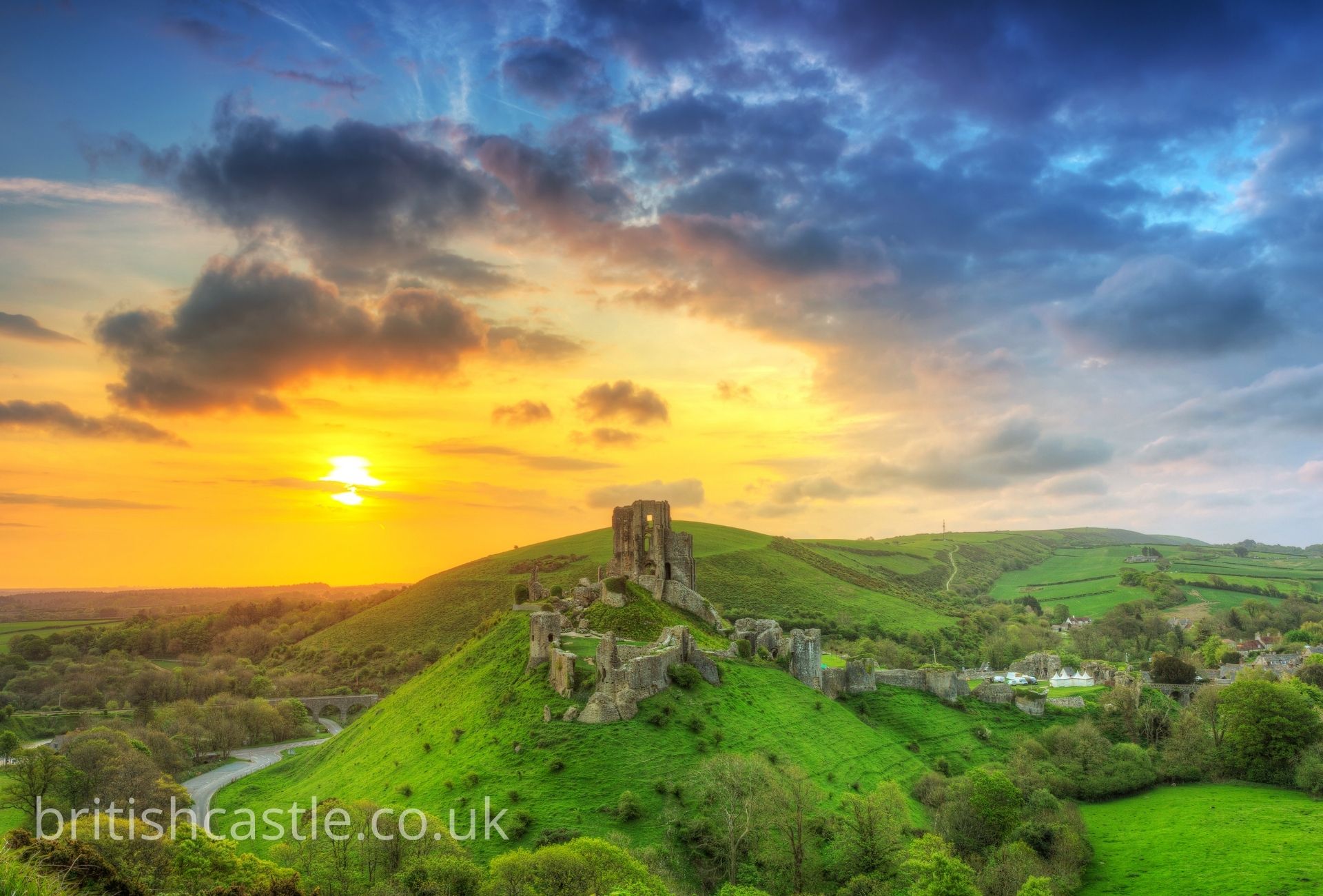 Discover Corfe Castle in Dorset - British Castles
